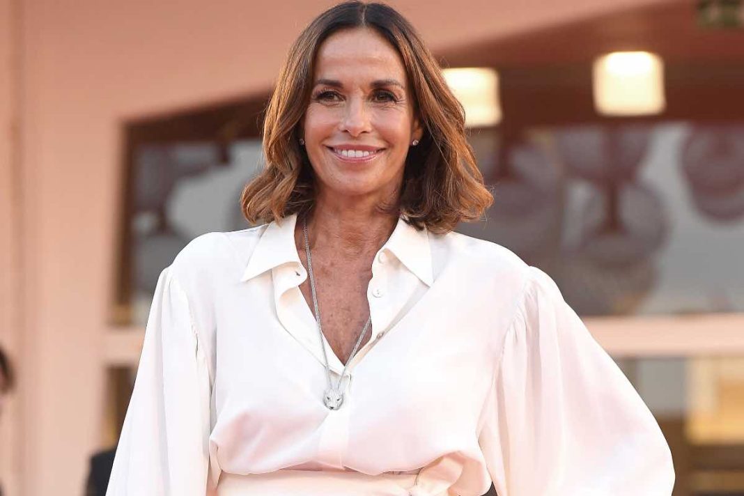 Cristina Parodi, bellezza senza tempo in costume: statuaria ed elegante ...
